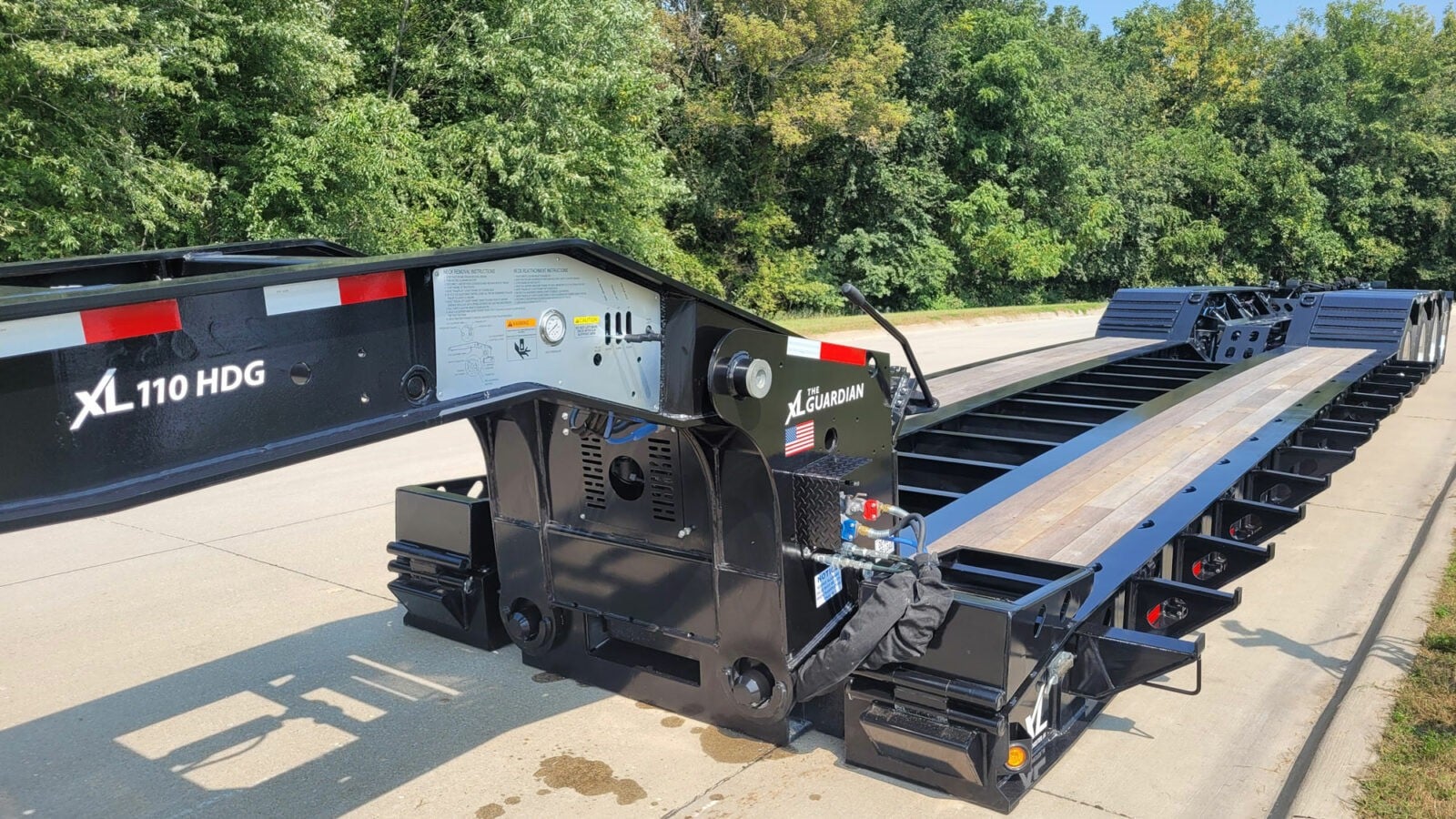 XL Low-Profile Hydraulic Detachable Gooseneck - XL Specialized Trailers