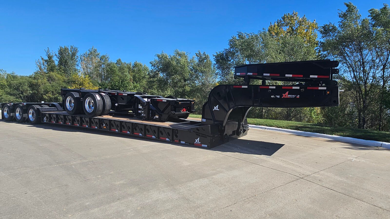 XL Hydraulic Detachable Gooseneck - XL Specialized Trailers