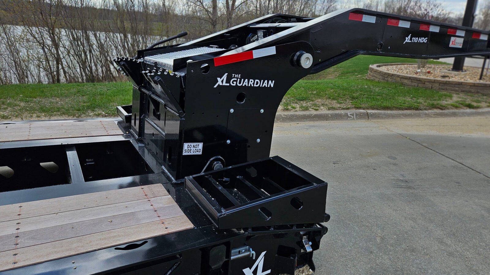 XL Low-Profile Hydraulic Detachable Gooseneck - XL Specialized Trailers