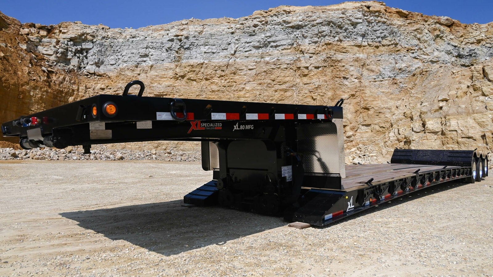XL Mechanical Full-width Gooseneck - XL Specialized Trailers